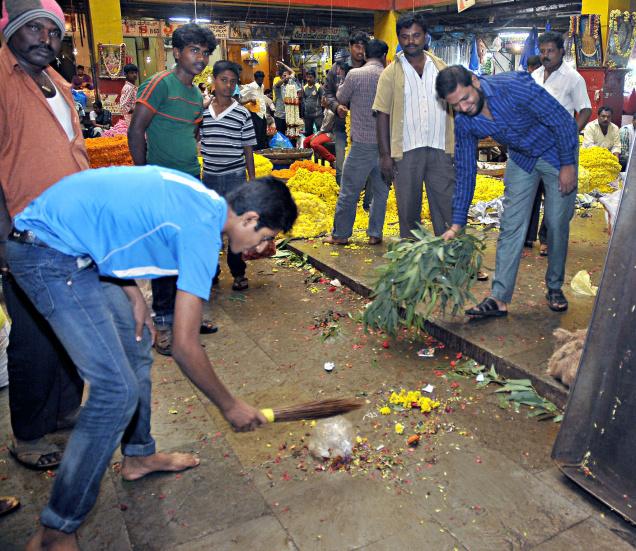 K R Market Vendors Now Take Matters Into Their Own Hands KANNADIGA WORLD